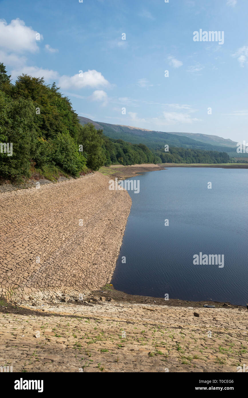 Low water levels at Valehouse reservoir in the Longdendale valley ...