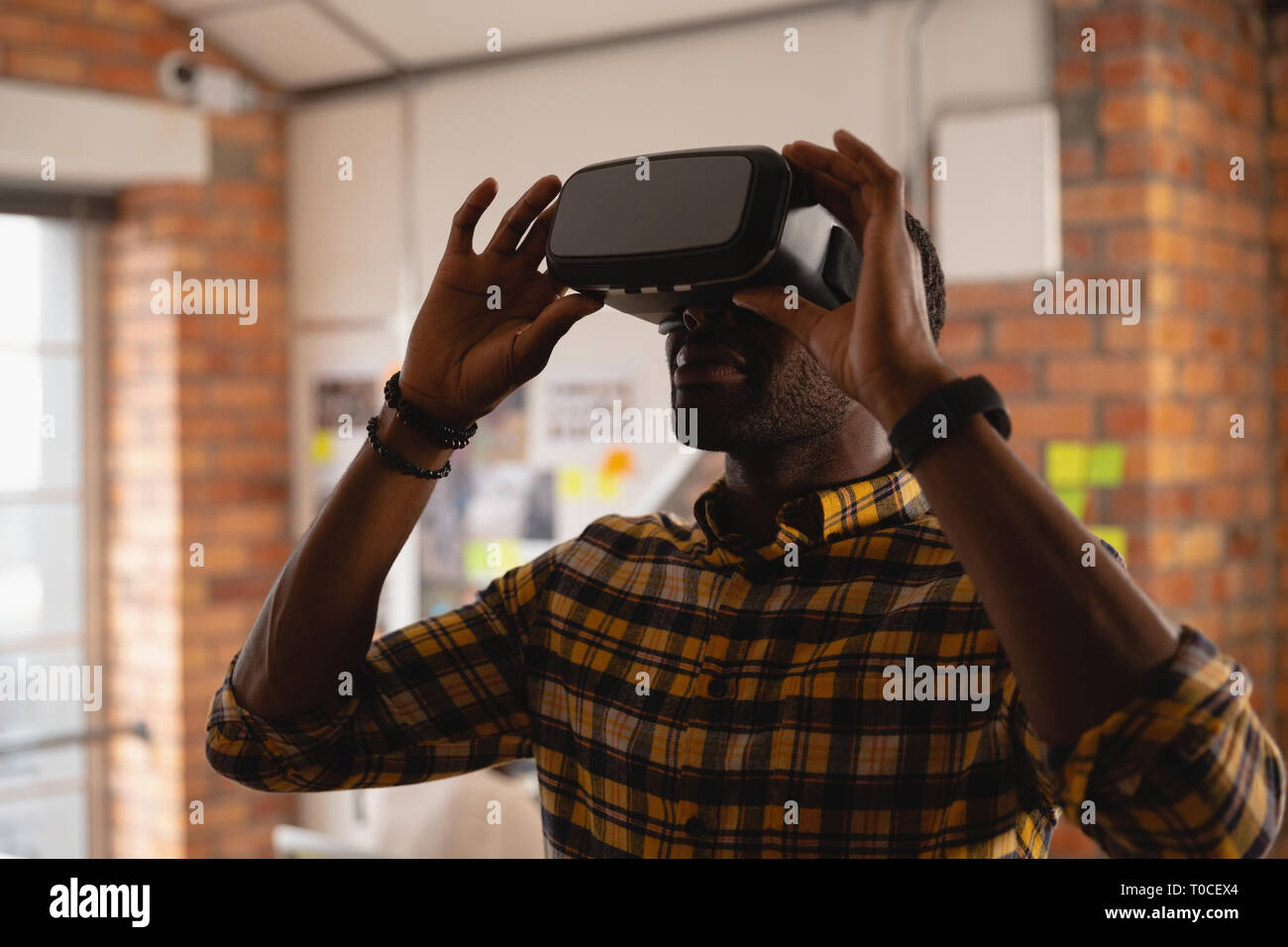 Men using virtual reality headset hi-res stock photography and images ...