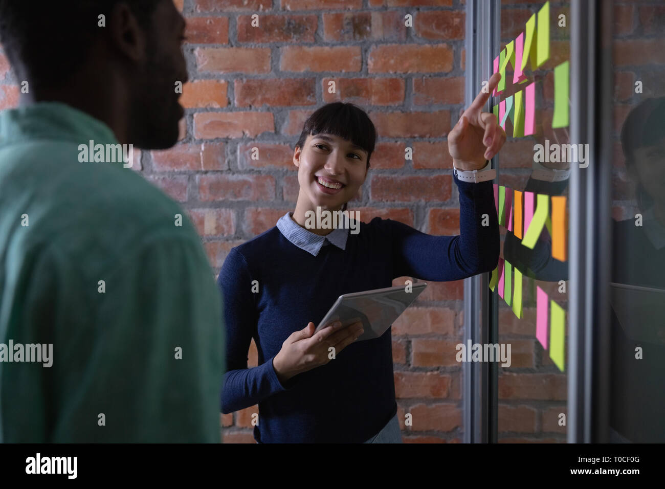Black woman with sticky note hi-res stock photography and images - Alamy