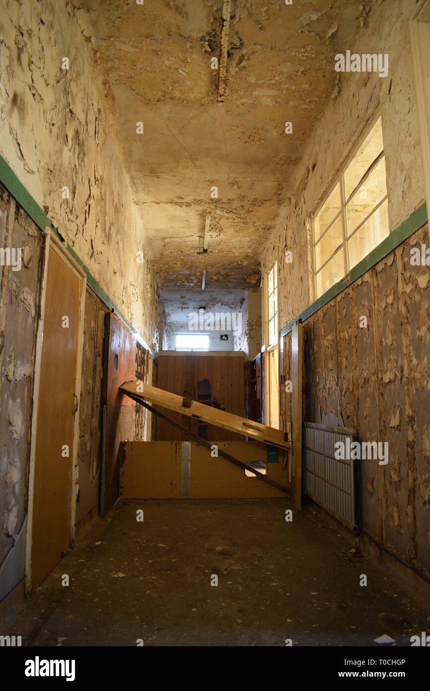 Hallway of abandoned 1950s hospital recovery ward Stock Photo - Alamy