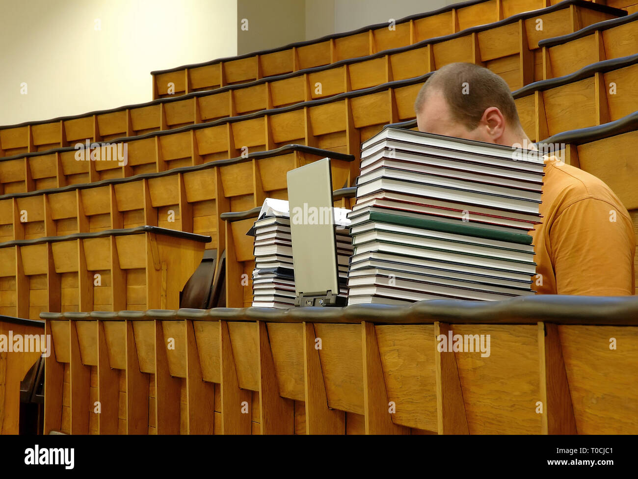 Student with laptop in traditional lecture hall Stock Photo - Alamy