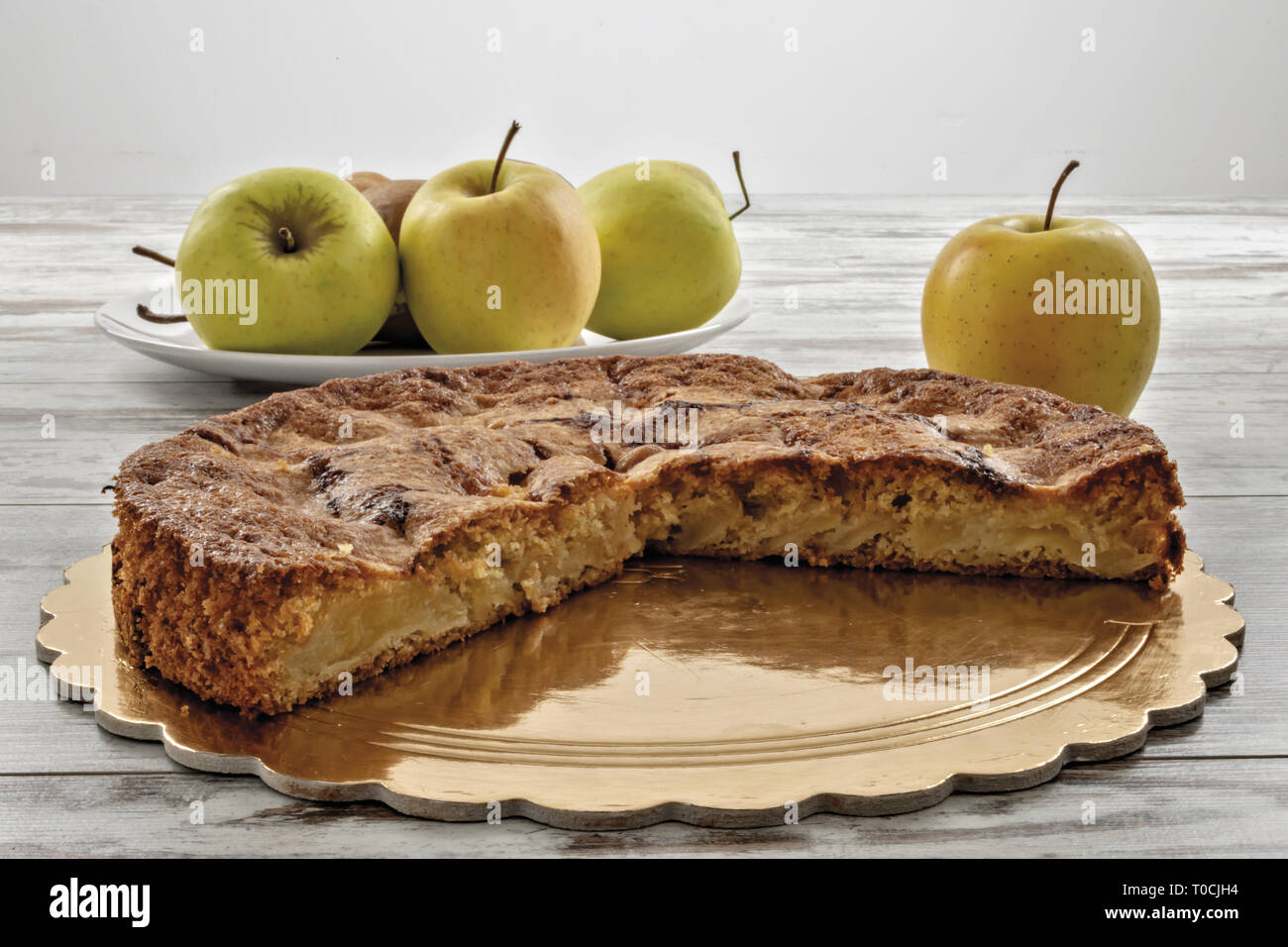 torta di mele tagliata su vassoio di cartone dorato Stock Photo - Alamy