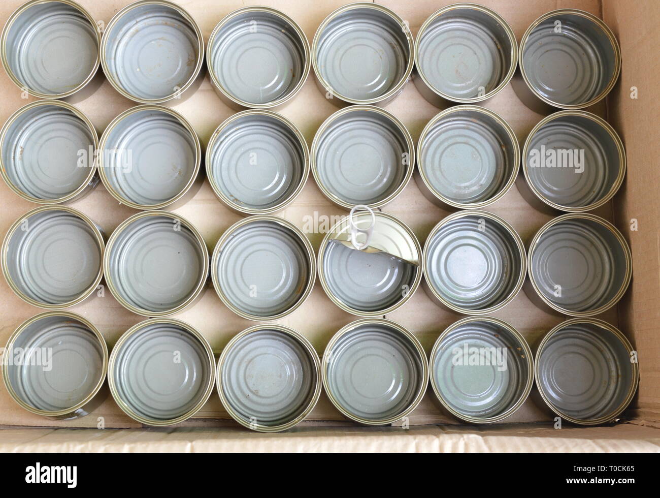 empty tin can food in brown paper box Stock Photo - Alamy