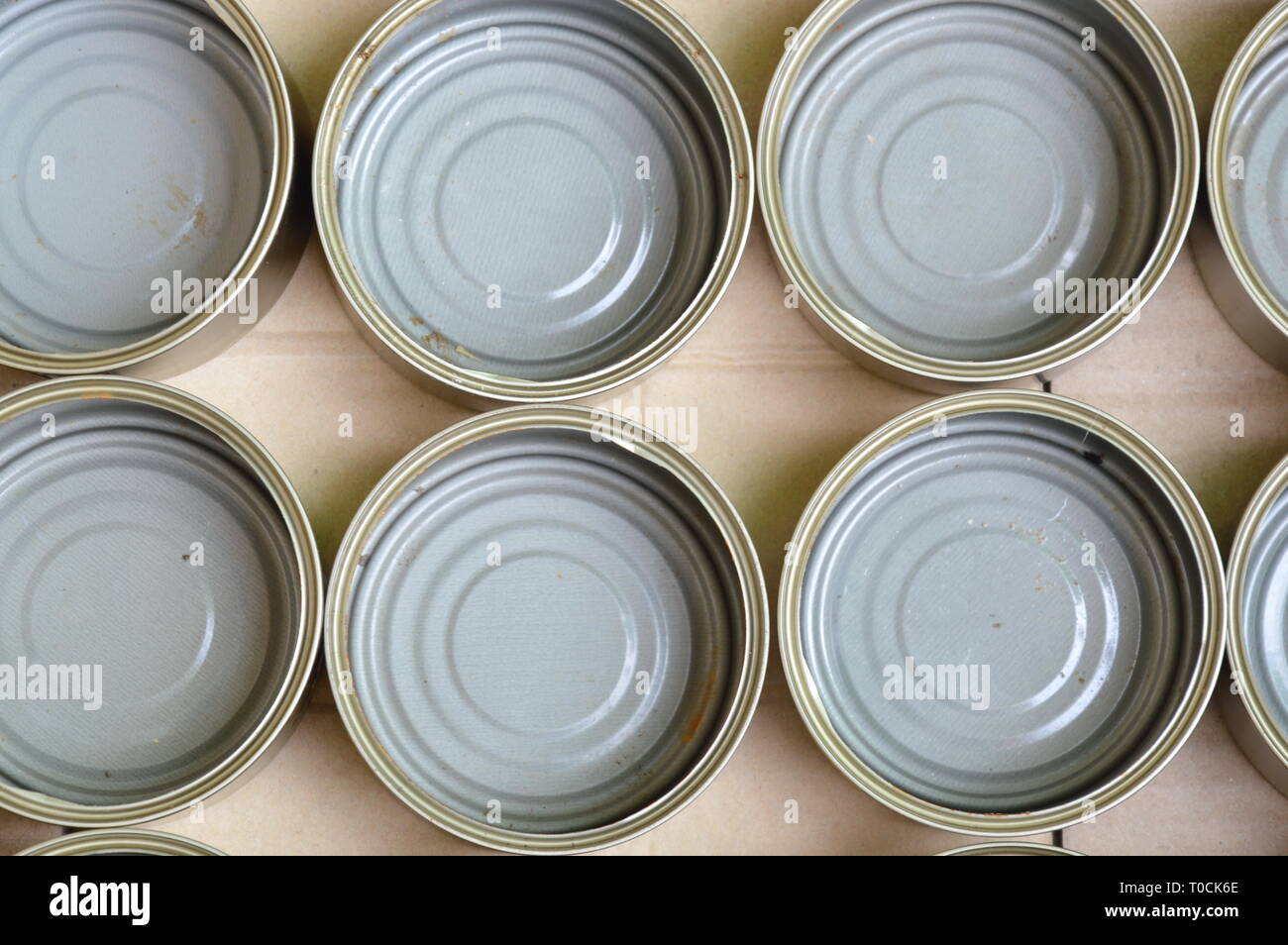 empty tin can food in brown paper box Stock Photo - Alamy