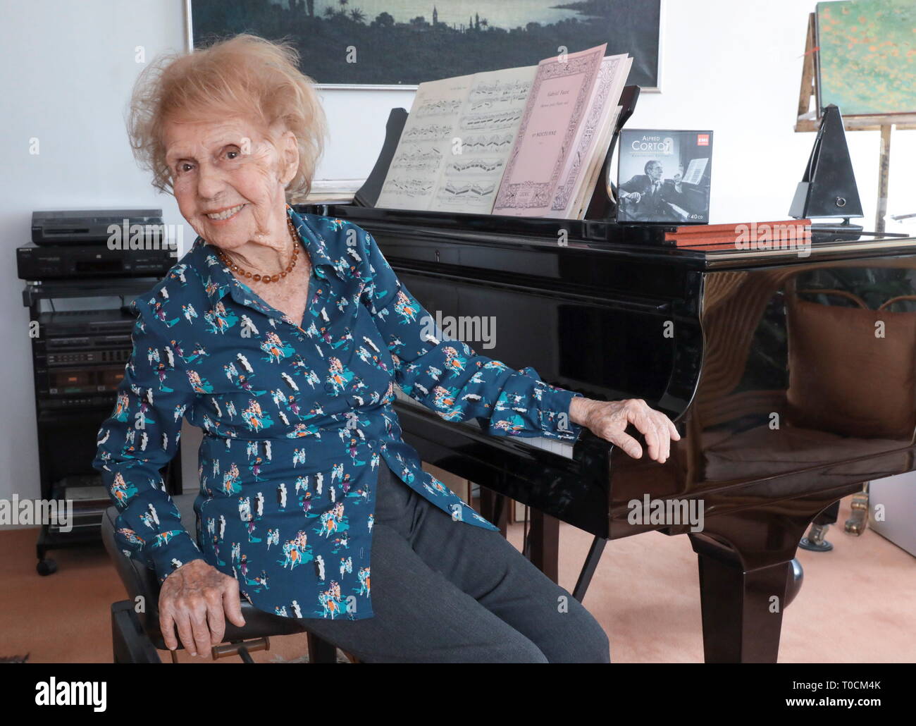 Pianist steinway hi-res stock photography and images - Alamy