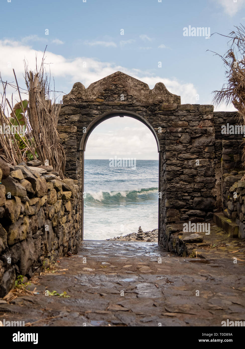 Ocean wave gate hi-res stock photography and images - Alamy