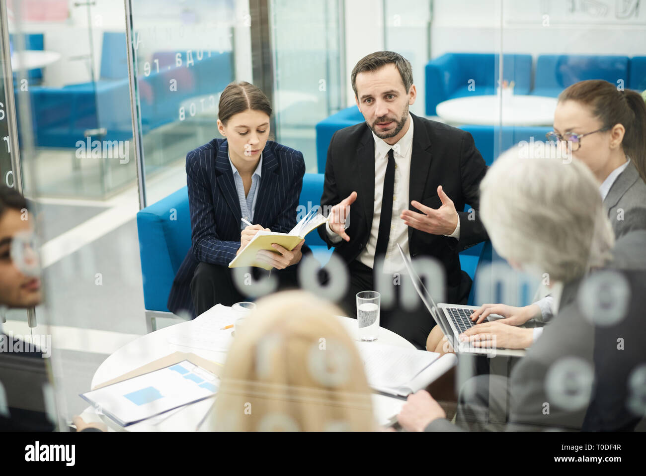Group discussion hi-res stock photography and images - Alamy