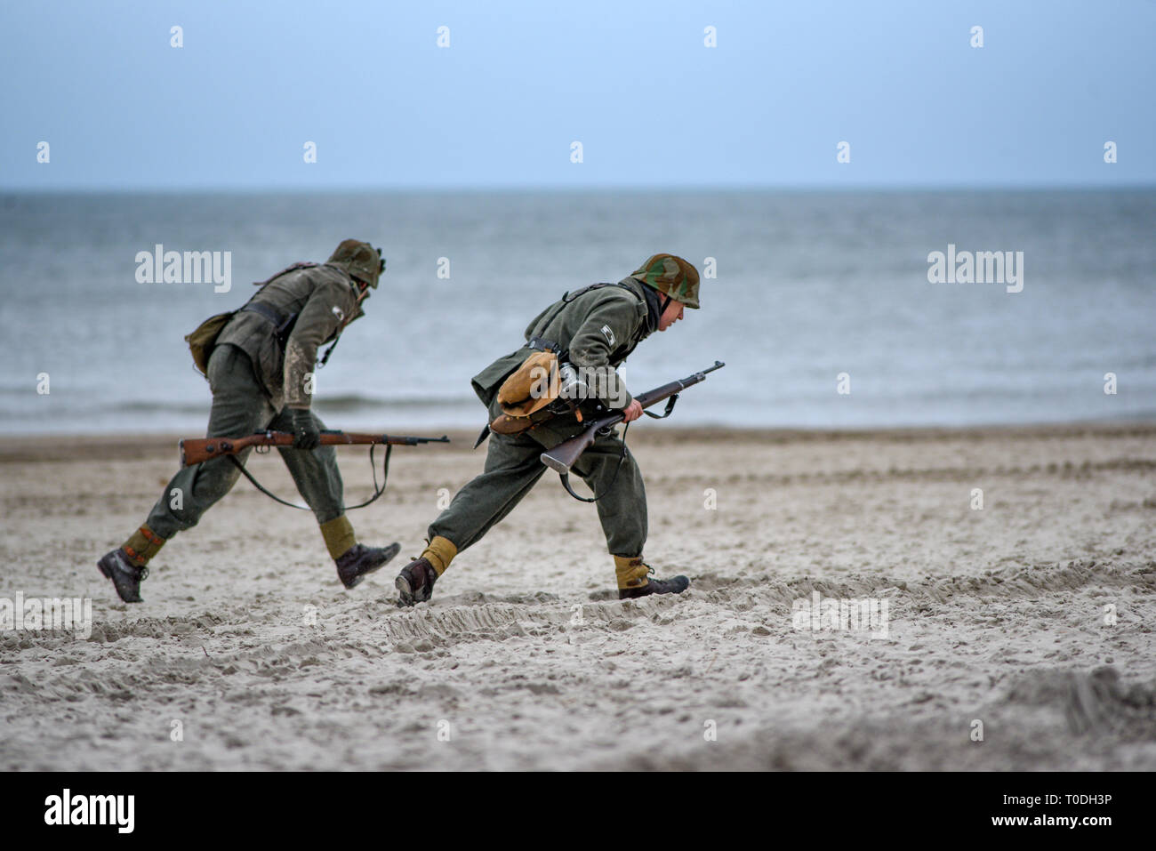 Soldiers fighting on the beach during the reconstruction of the ...