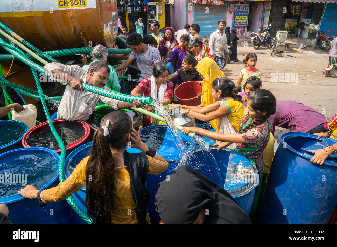 Girl filling water india hi-res stock photography and images - Alamy