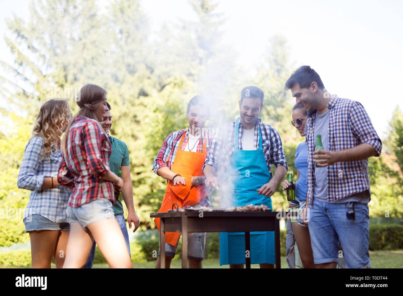 Bbq outdoors people hi-res stock photography and images - Alamy