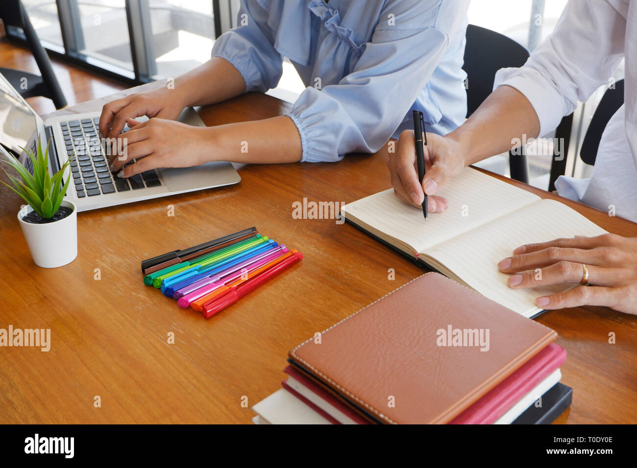 Teaching and learning hi-res stock photography and images - Alamy