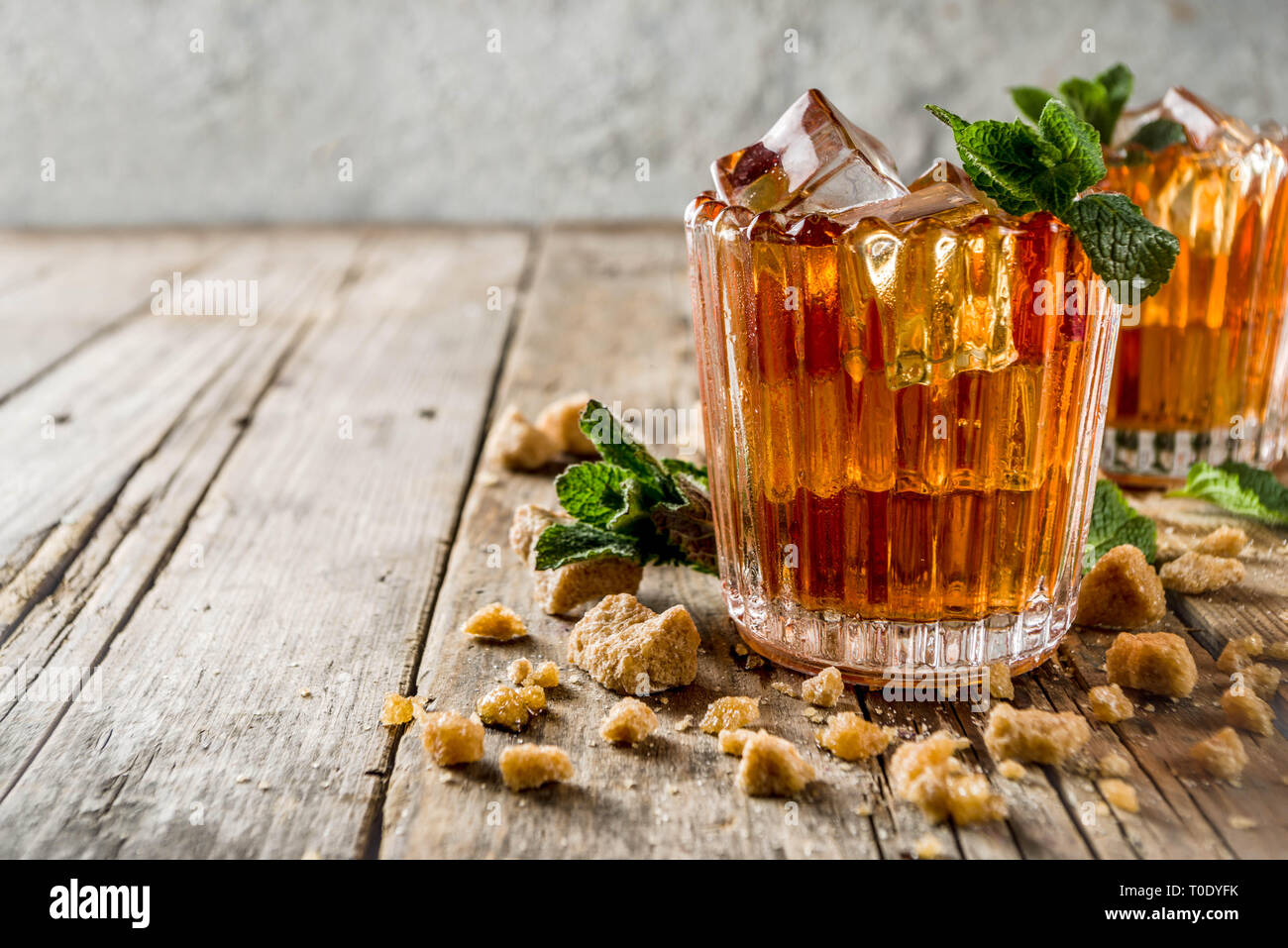 Summer iced mint tea. Traditional Moroccan drink with mint. Rustic ...