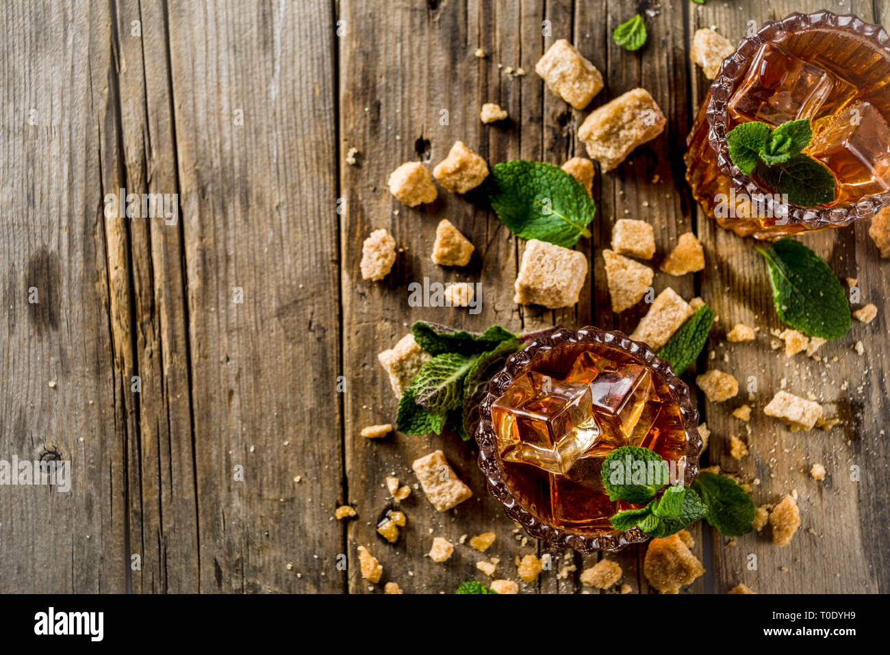 Summer iced mint tea. Traditional Moroccan drink with mint. Rustic ...