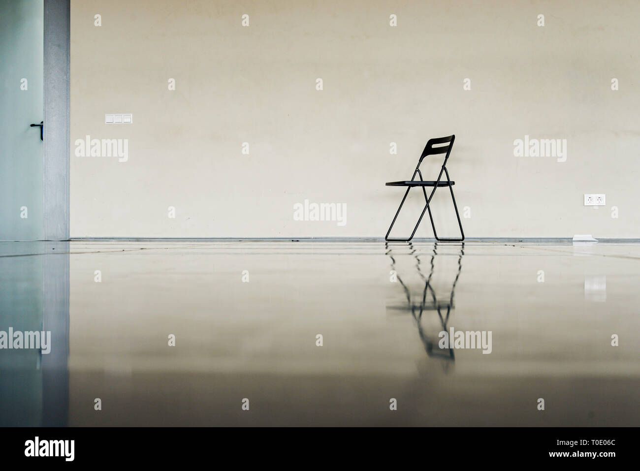 Empty chair black background hi-res stock photography and images - Alamy