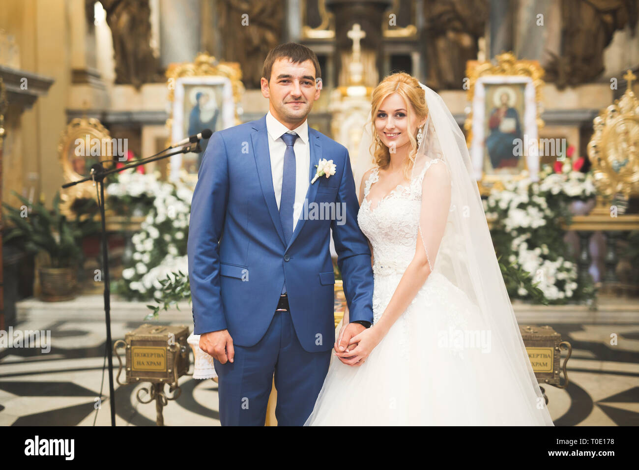 Man woman couple church hi-res stock photography and images - Alamy