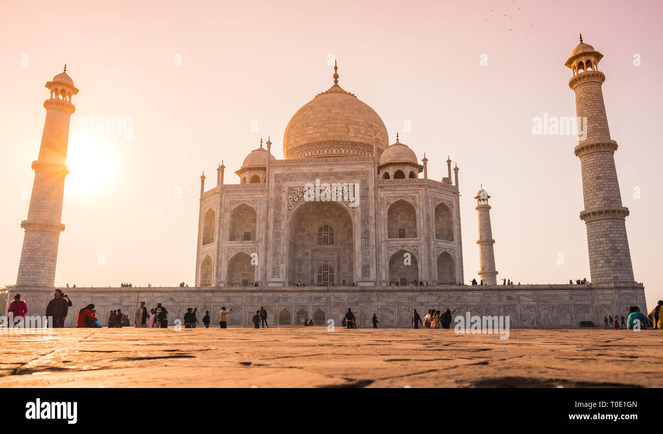 Taj Mahal . white marble mausoleum on the south bank of the Yamuna ...