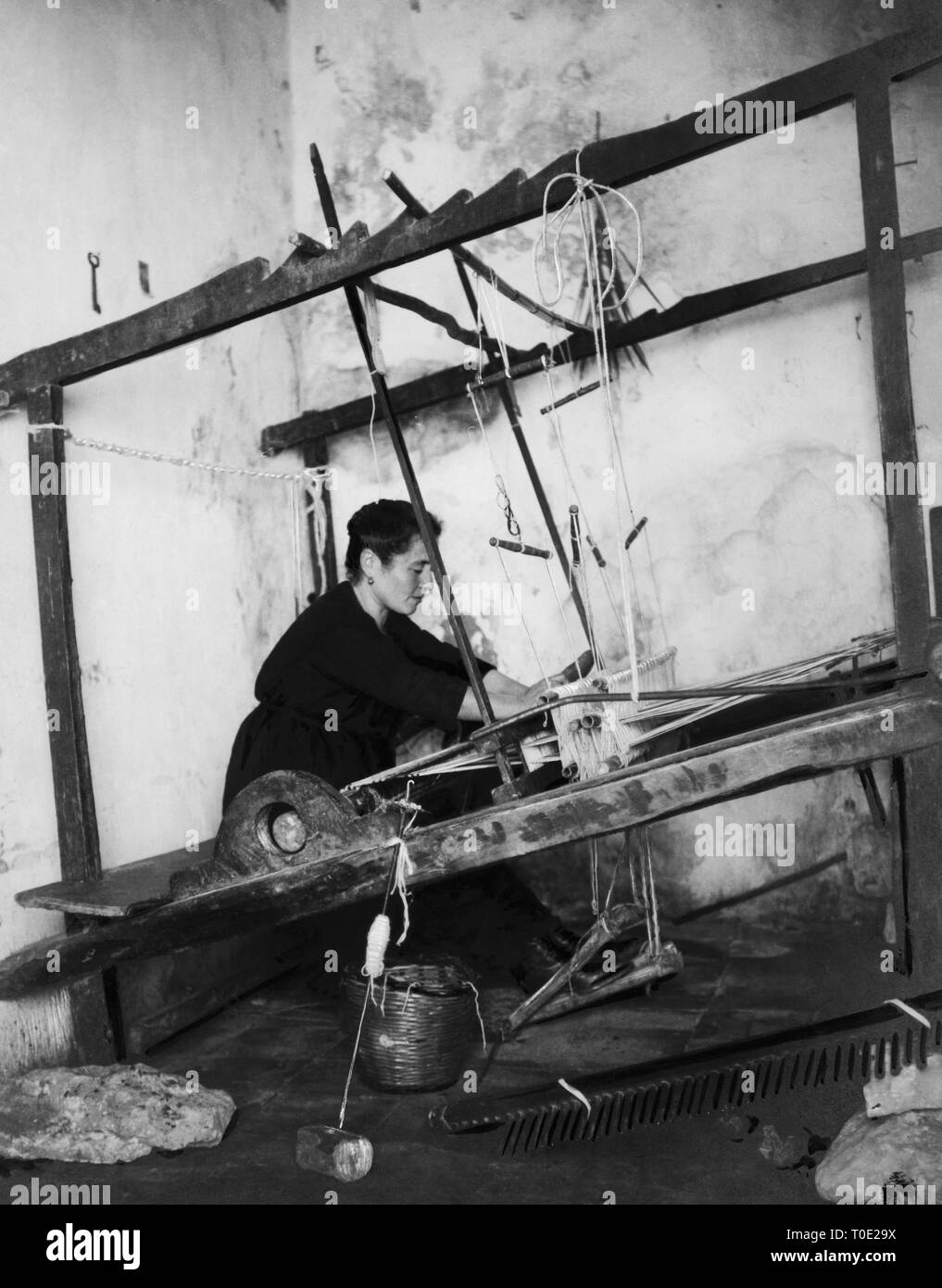 weaving loom, contessa entellina, sicily, italy 1940 Stock Photo - Alamy