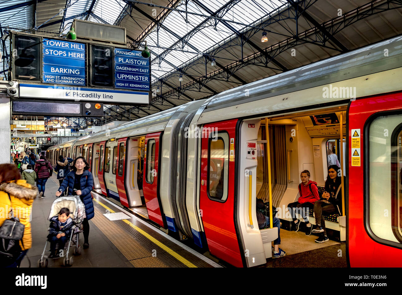 District Line Platform High Resolution Stock Photography and Images - Alamy
