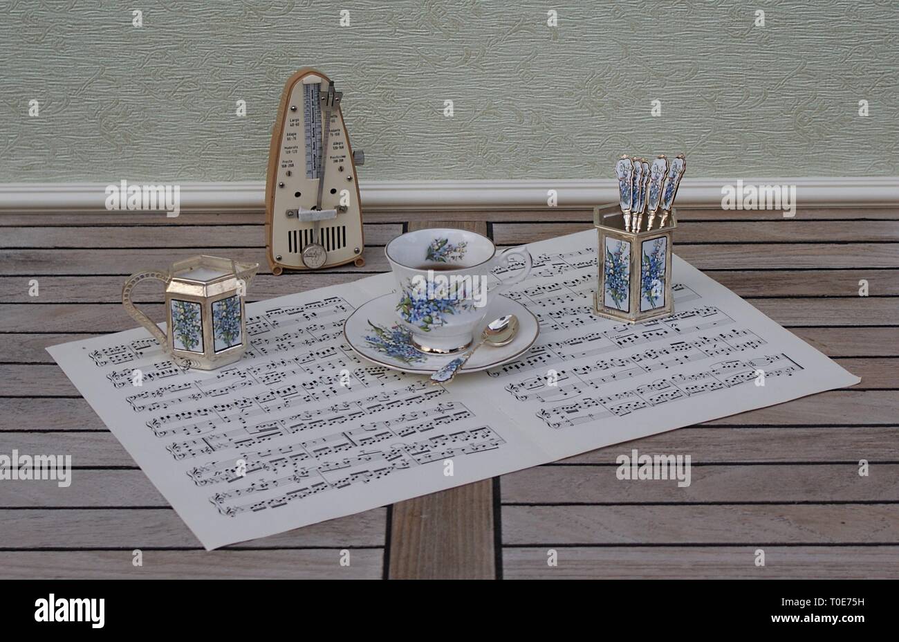 Musical note cup hi-res stock photography and images - Alamy