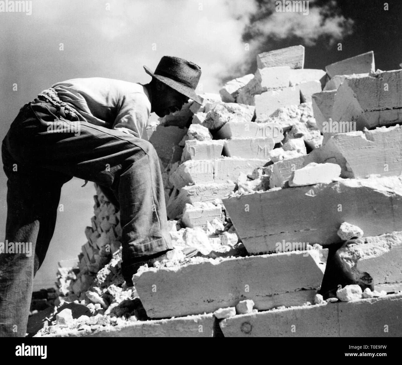 Working man 1950 hi-res stock photography and images - Alamy