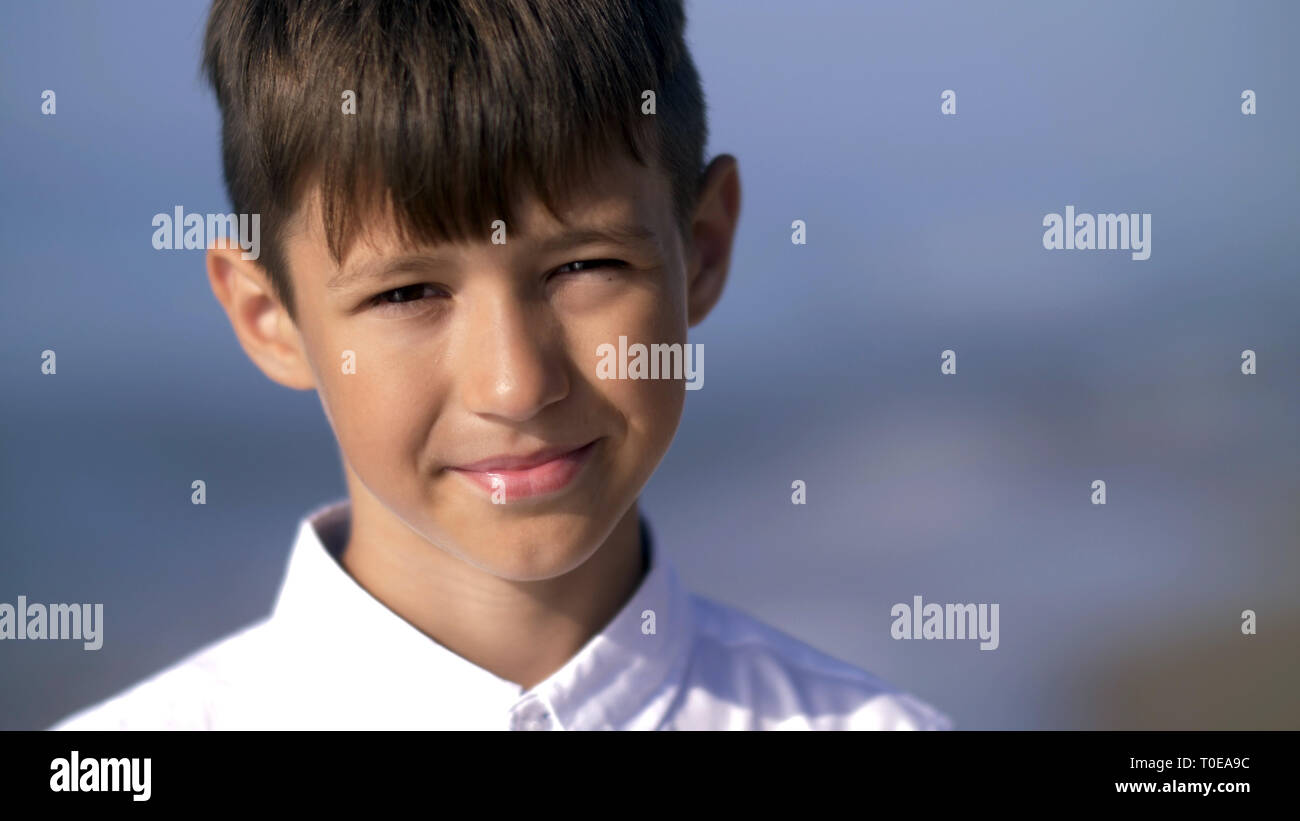 Child squint hi-res stock photography and images - Alamy