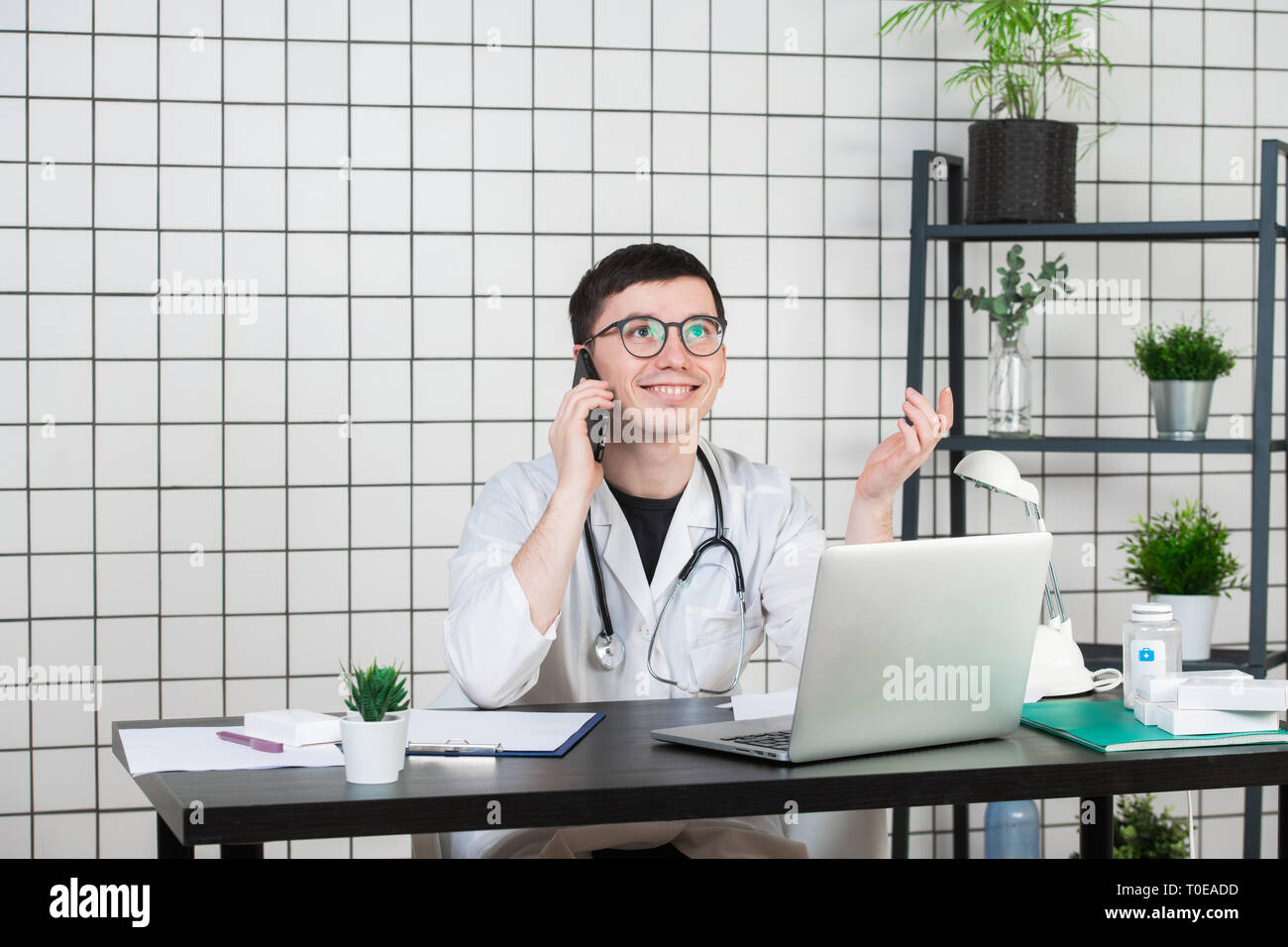 Doctor computer and phone hi-res stock photography and images - Alamy
