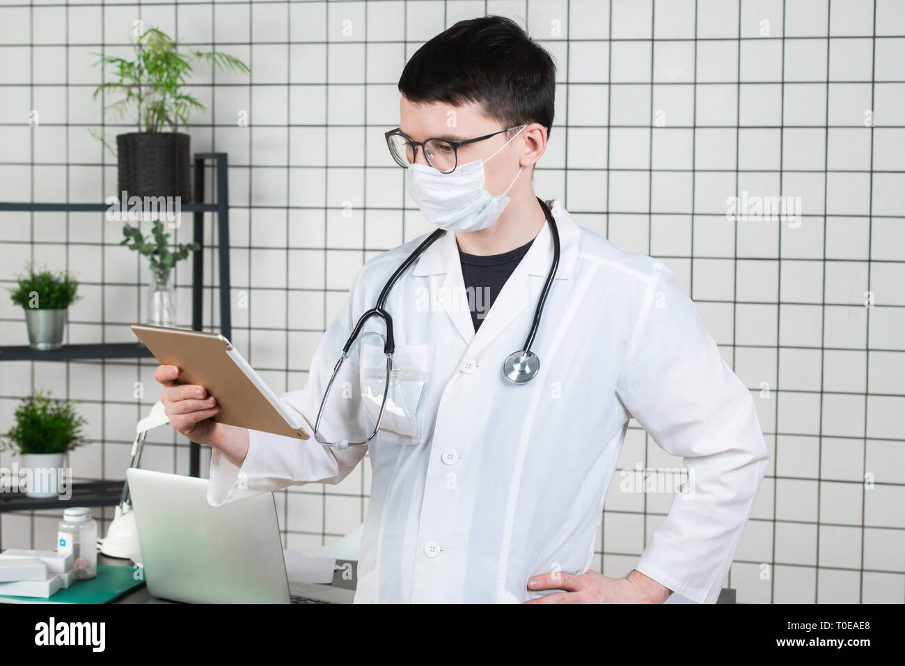 Hospital staff communication hi-res stock photography and images - Alamy