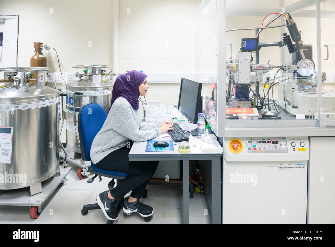 Muslim Students In Traditional Dress Stock Photos & Muslim Students In ...