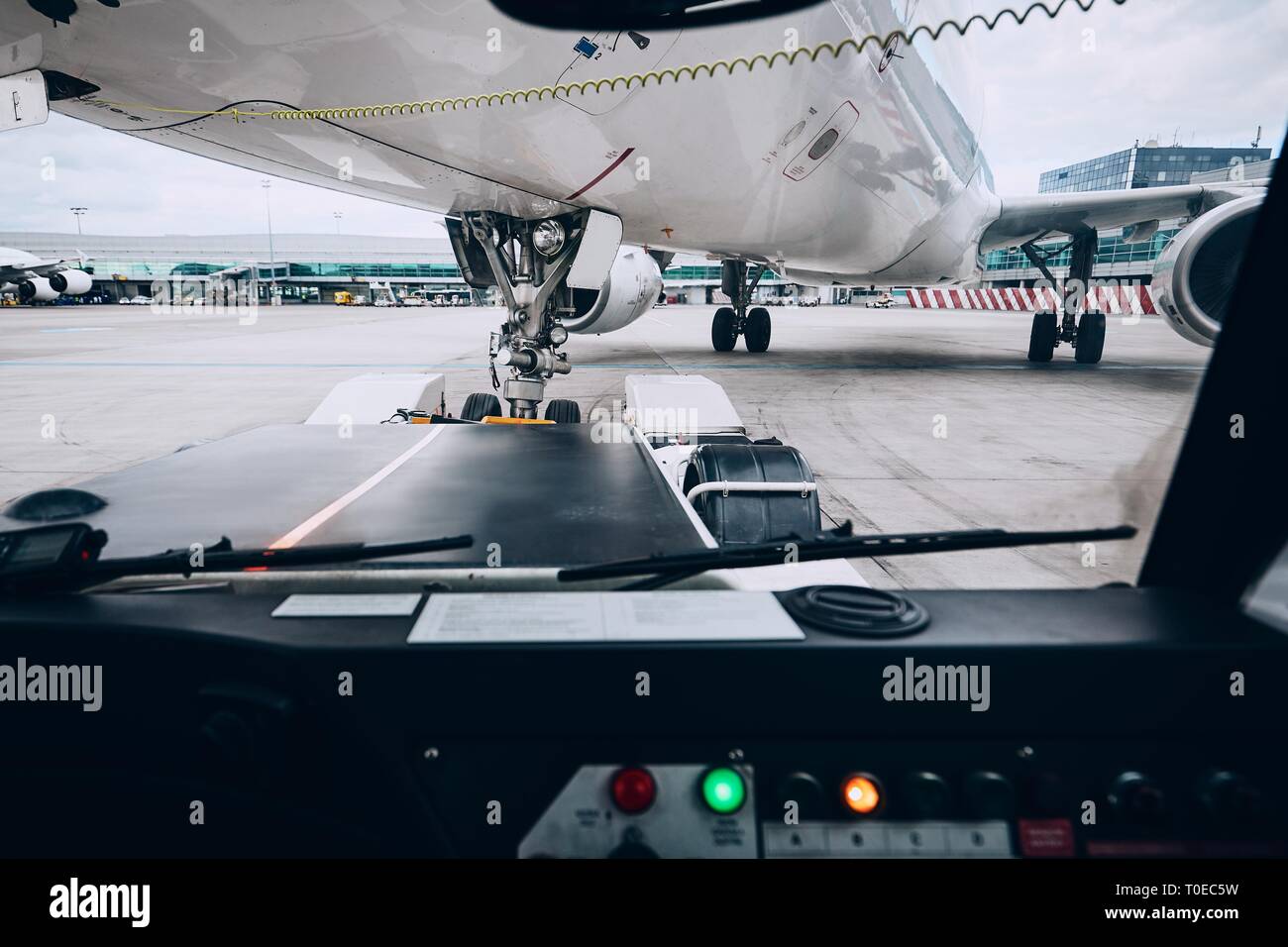 Airplane pushback hi-res stock photography and images - Alamy