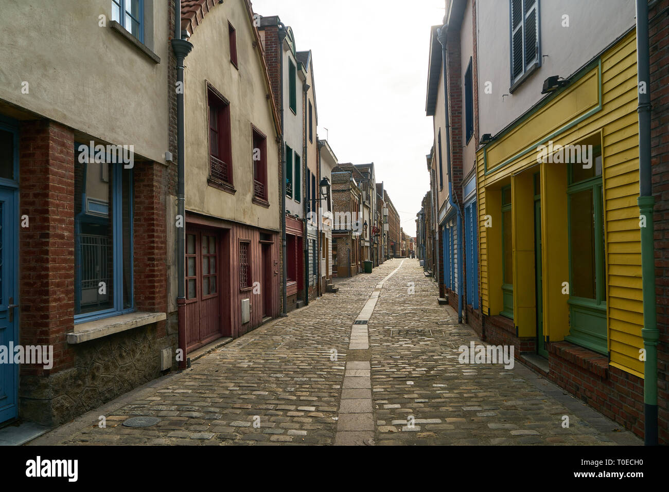 Empty street houses background hi-res stock photography and images - Alamy