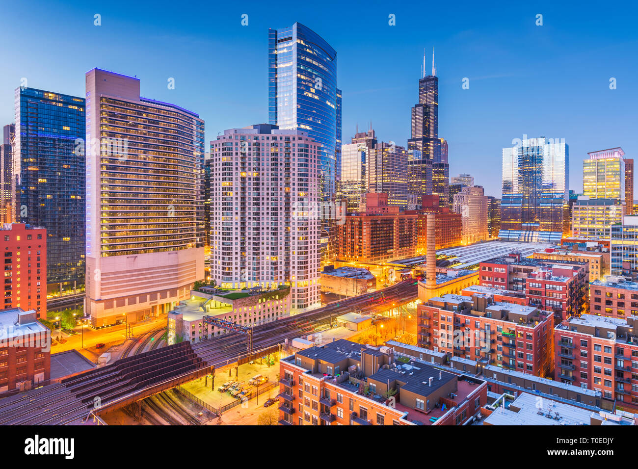 Chicago skyline with train hi-res stock photography and images - Alamy