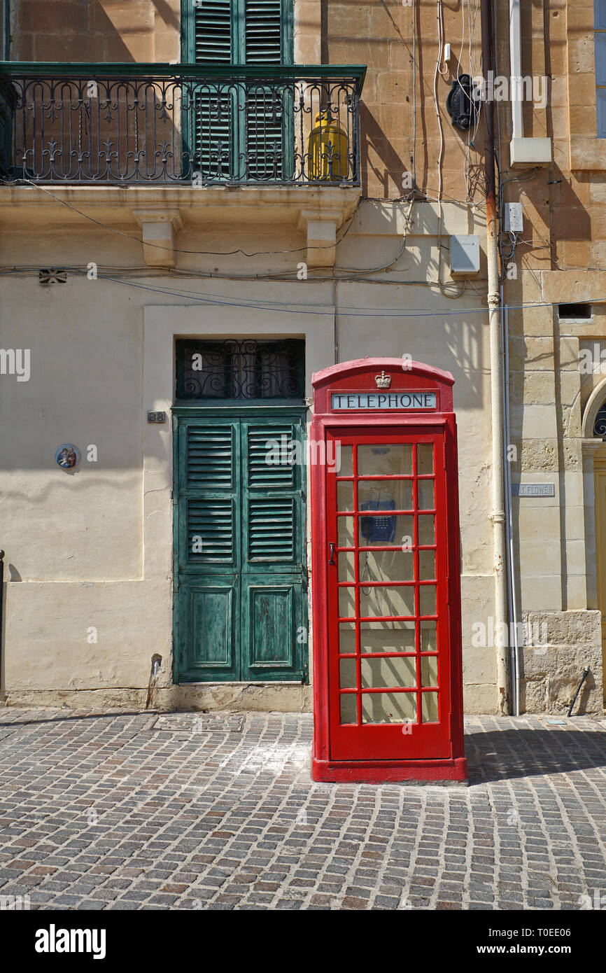 Red british telephone booth hi-res stock photography and images - Alamy
