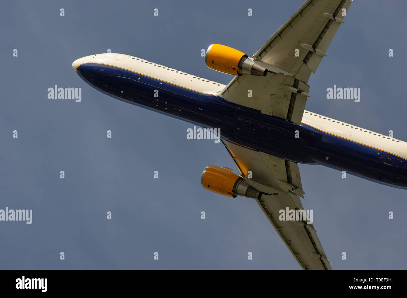 Airplane bottom, close up from the ground Stock Photo - Alamy
