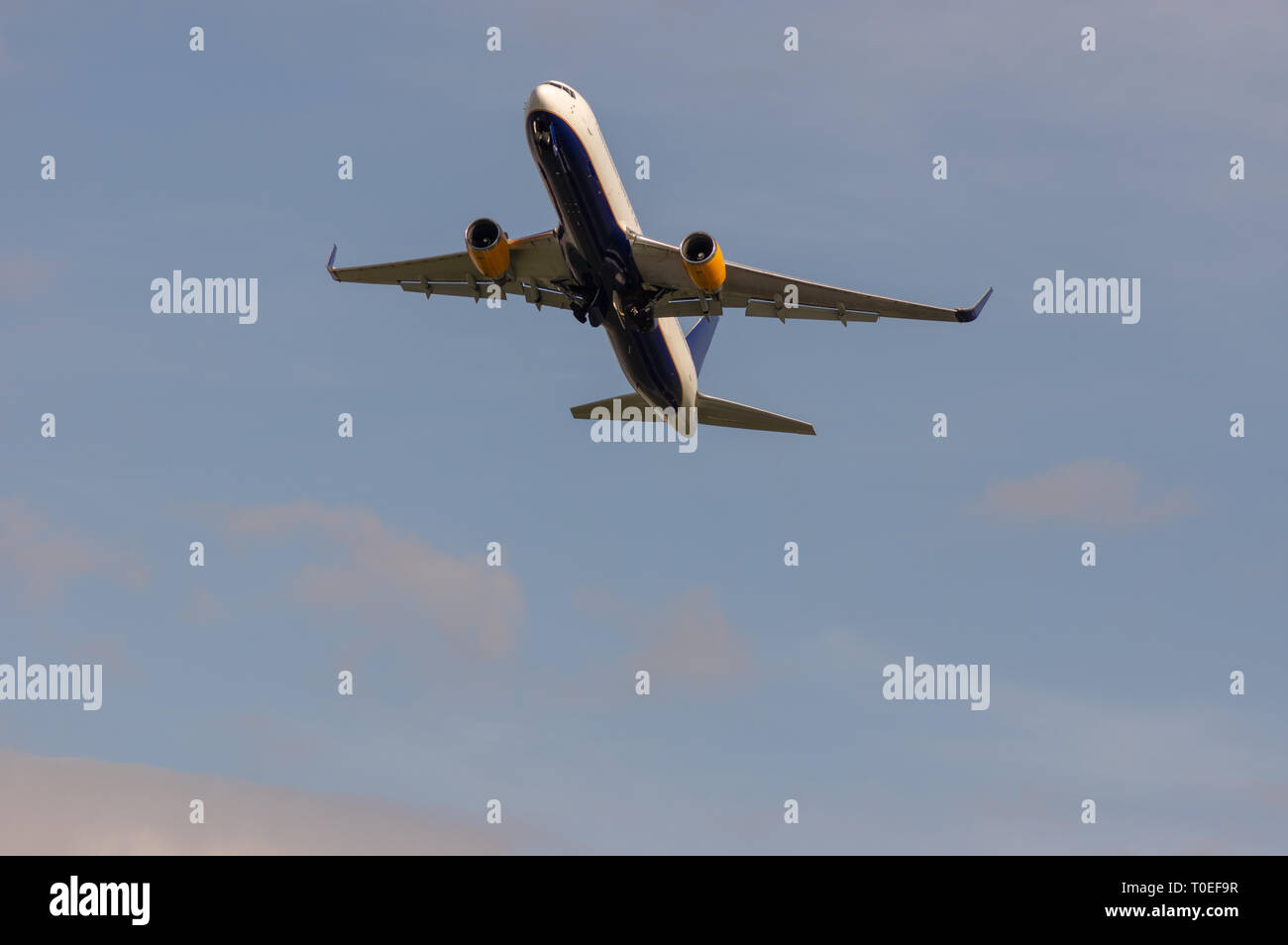 Commercial aircraft climbing after takeoff hi-res stock photography and ...