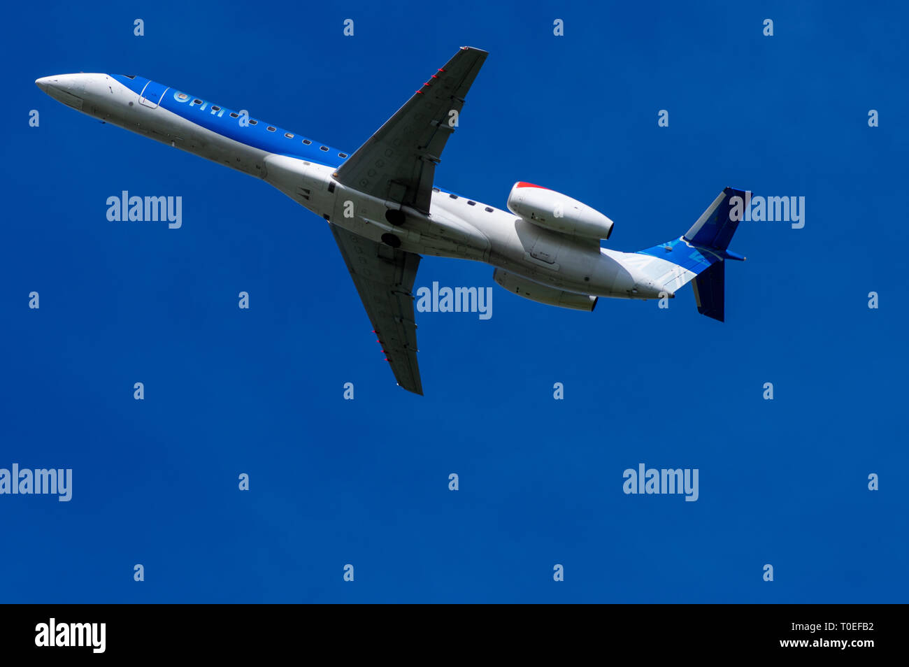 Airliner climbing after takeoff blue hi-res stock photography and ...