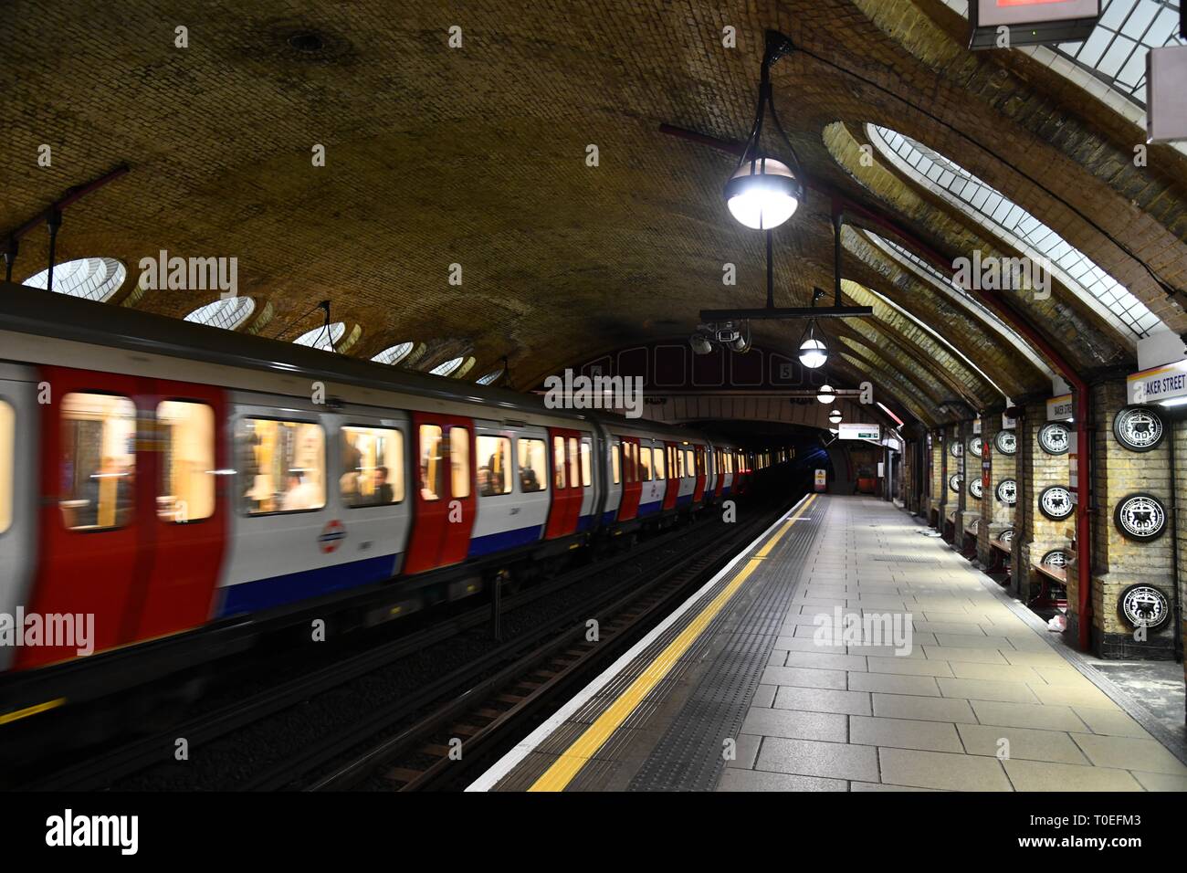 Baker Street underground station platform Stock Photo - Alamy