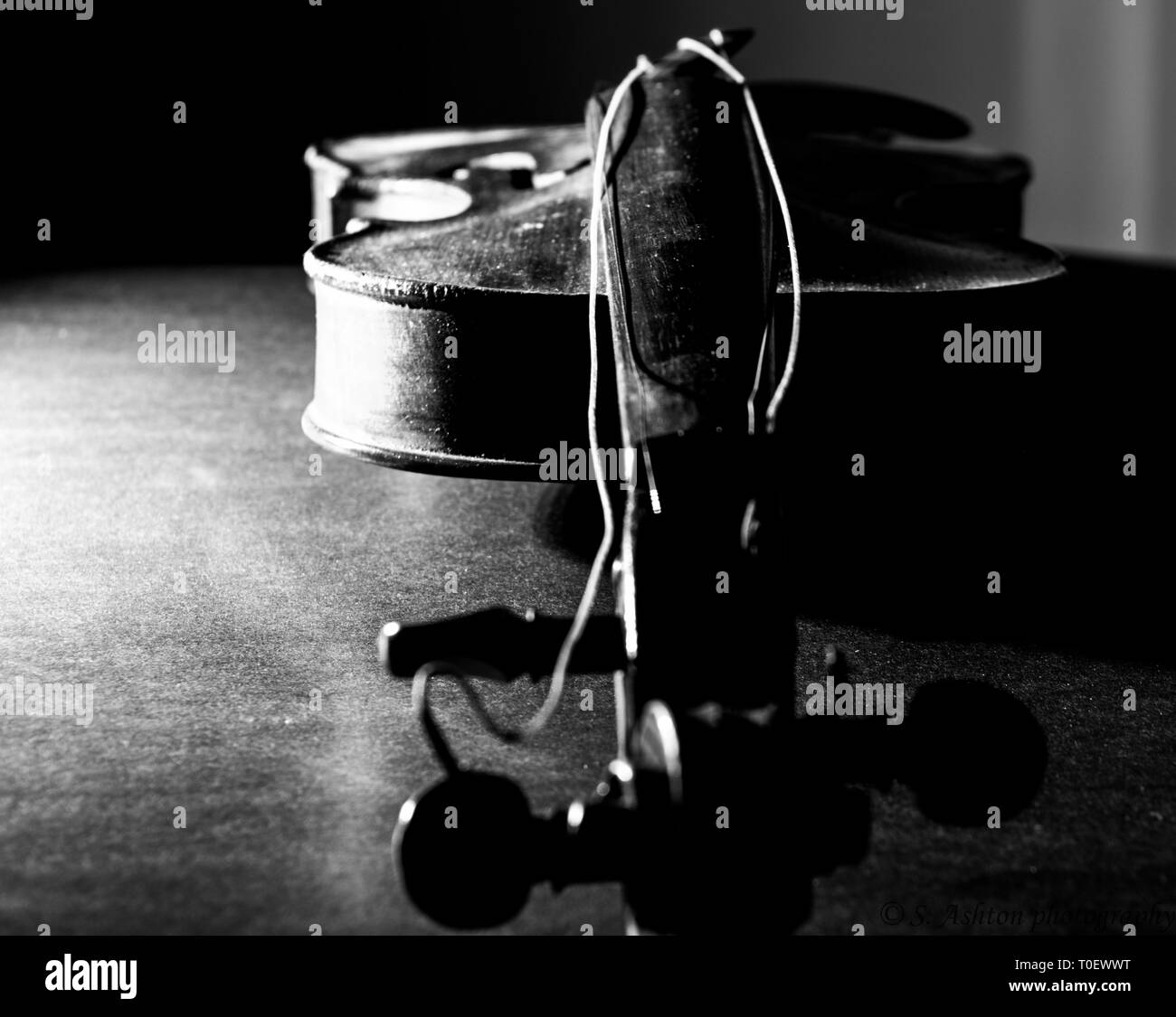 Broken violin hi-res stock photography and images - Alamy