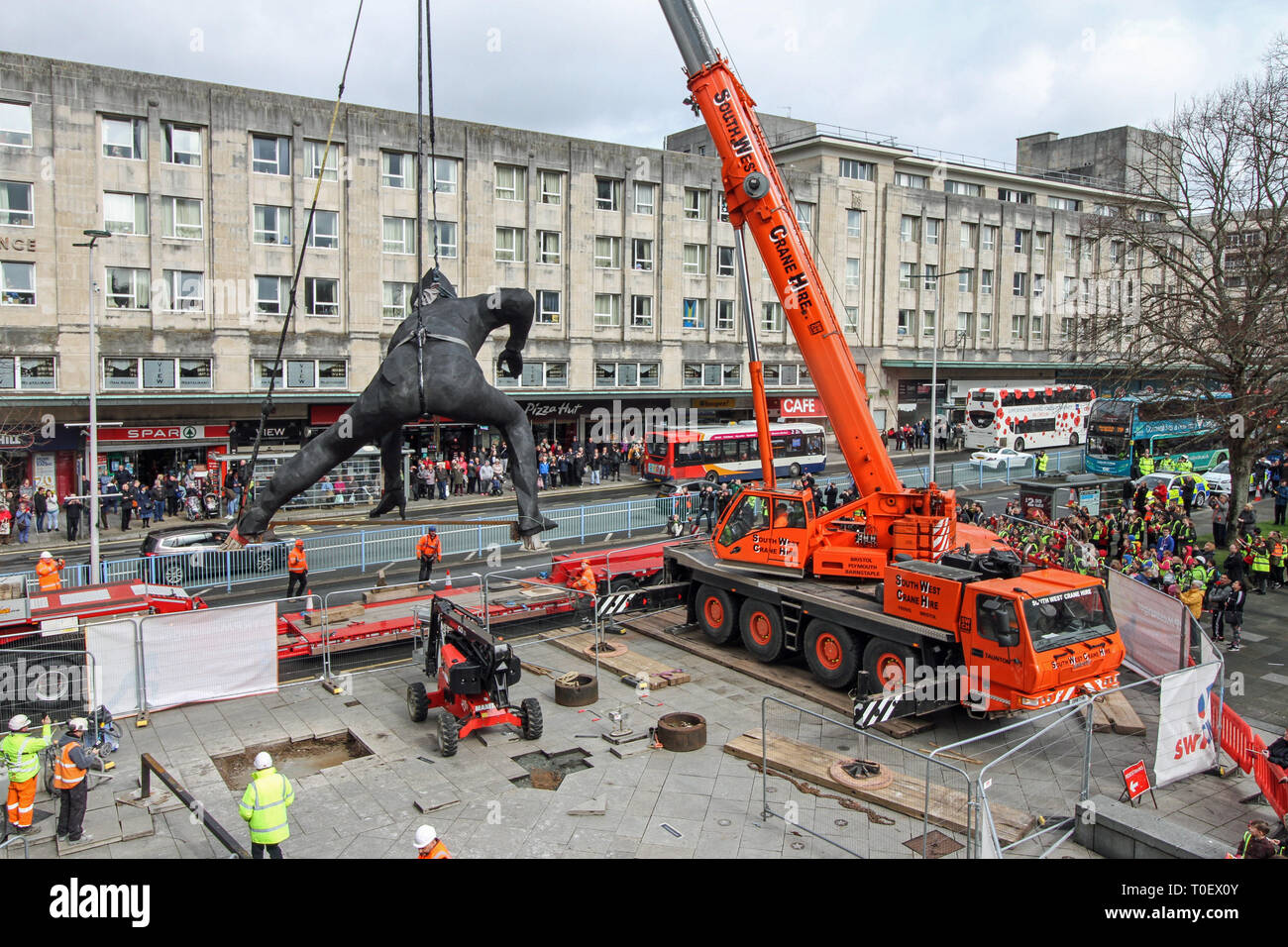 Messenger, UK's largest cast bronze sculpture lowered into position ...