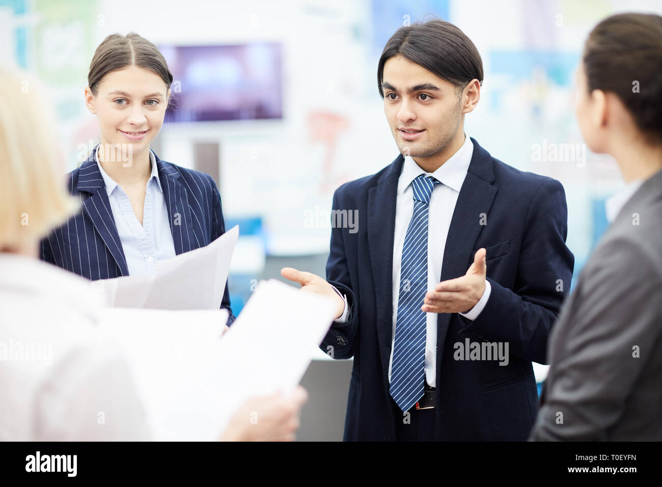 Leader businesswoman employees hi-res stock photography and images - Alamy
