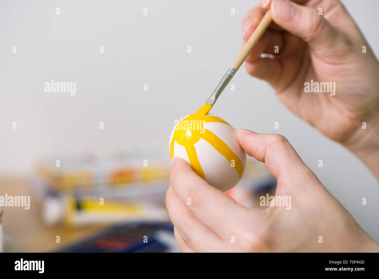 Yellow human hand easter egg hi-res stock photography and images - Alamy