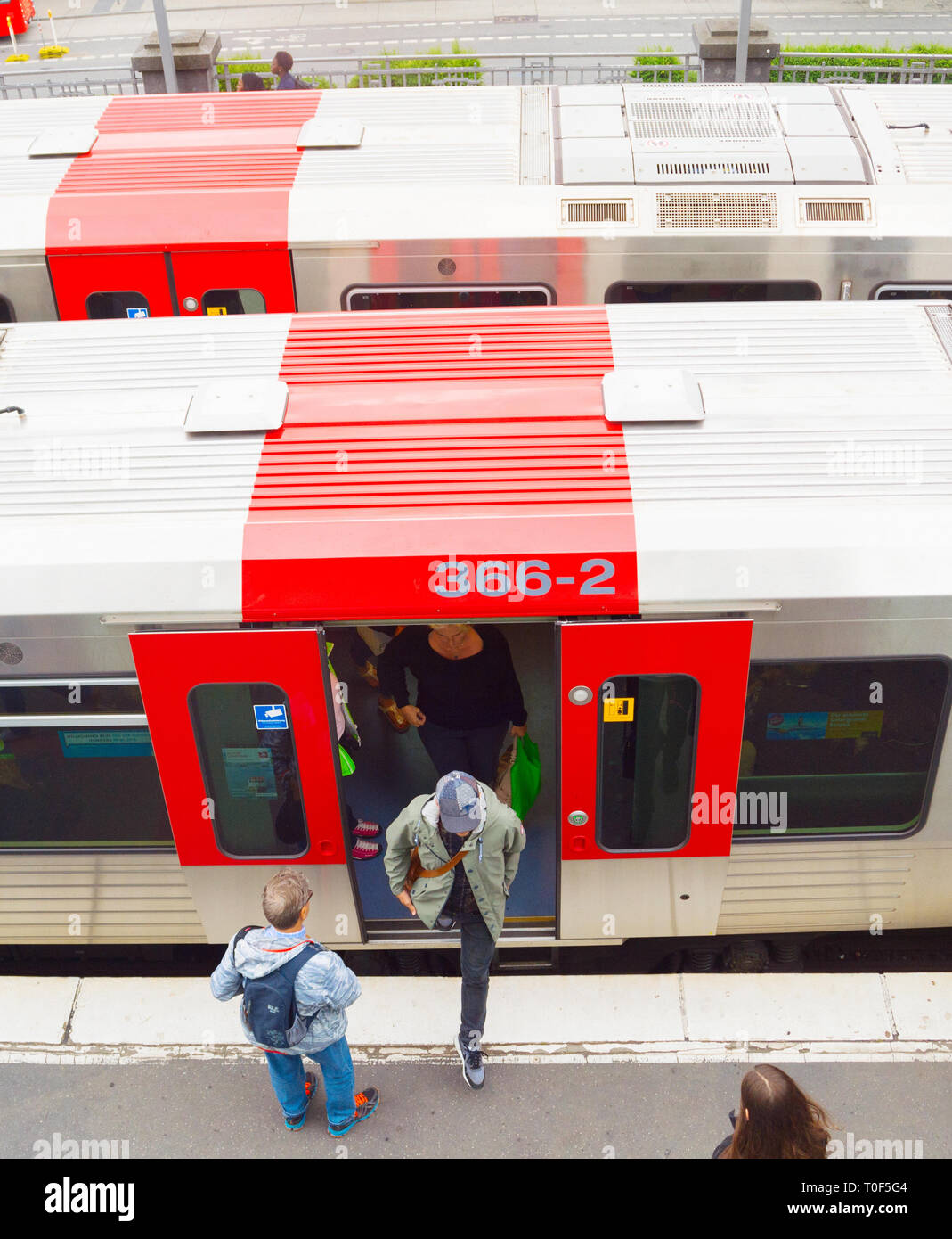 Metropolis crowd people public train hi-res stock photography and ...