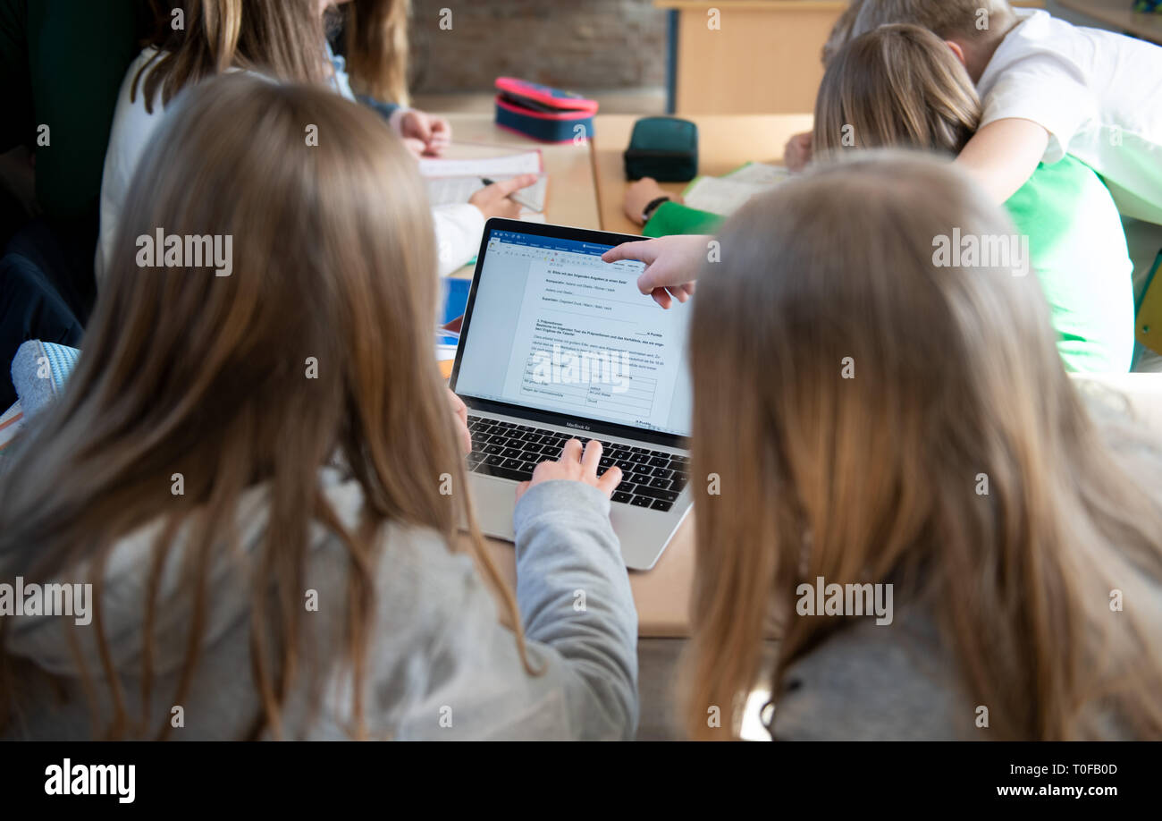 Fifth grade students classroom hi-res stock photography and images - Alamy