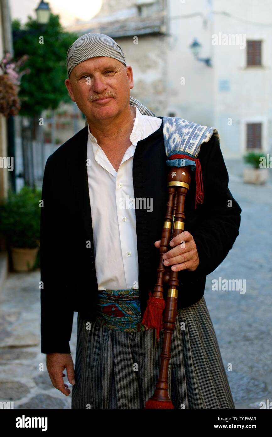 Catalan man in traditional dress hi-res stock photography and images ...