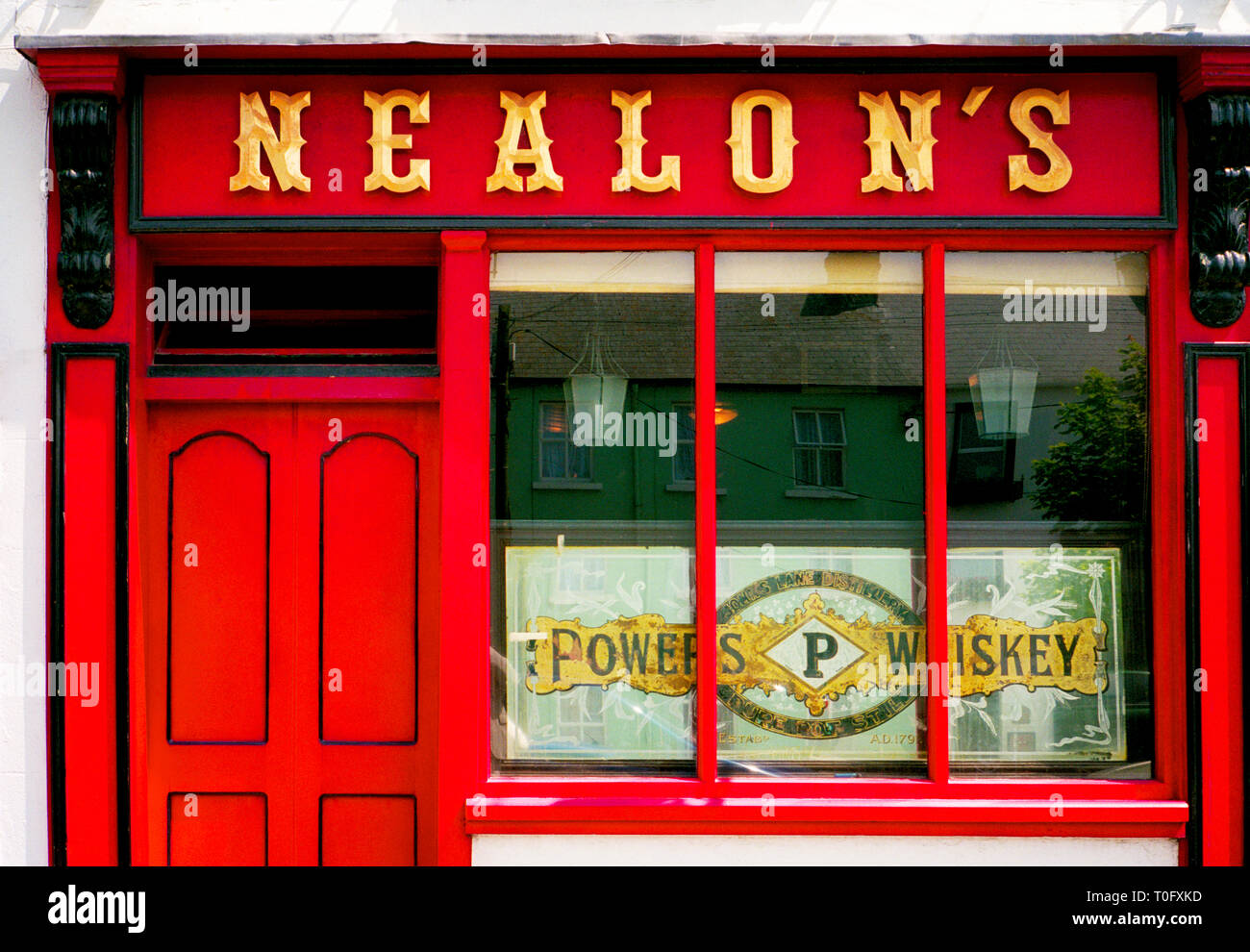 Traditional irish shopfront hi-res stock photography and images - Alamy