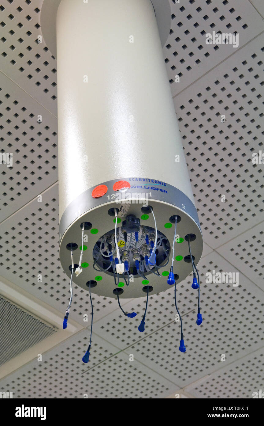 Radiotherapy machine hi-res stock photography and images - Alamy