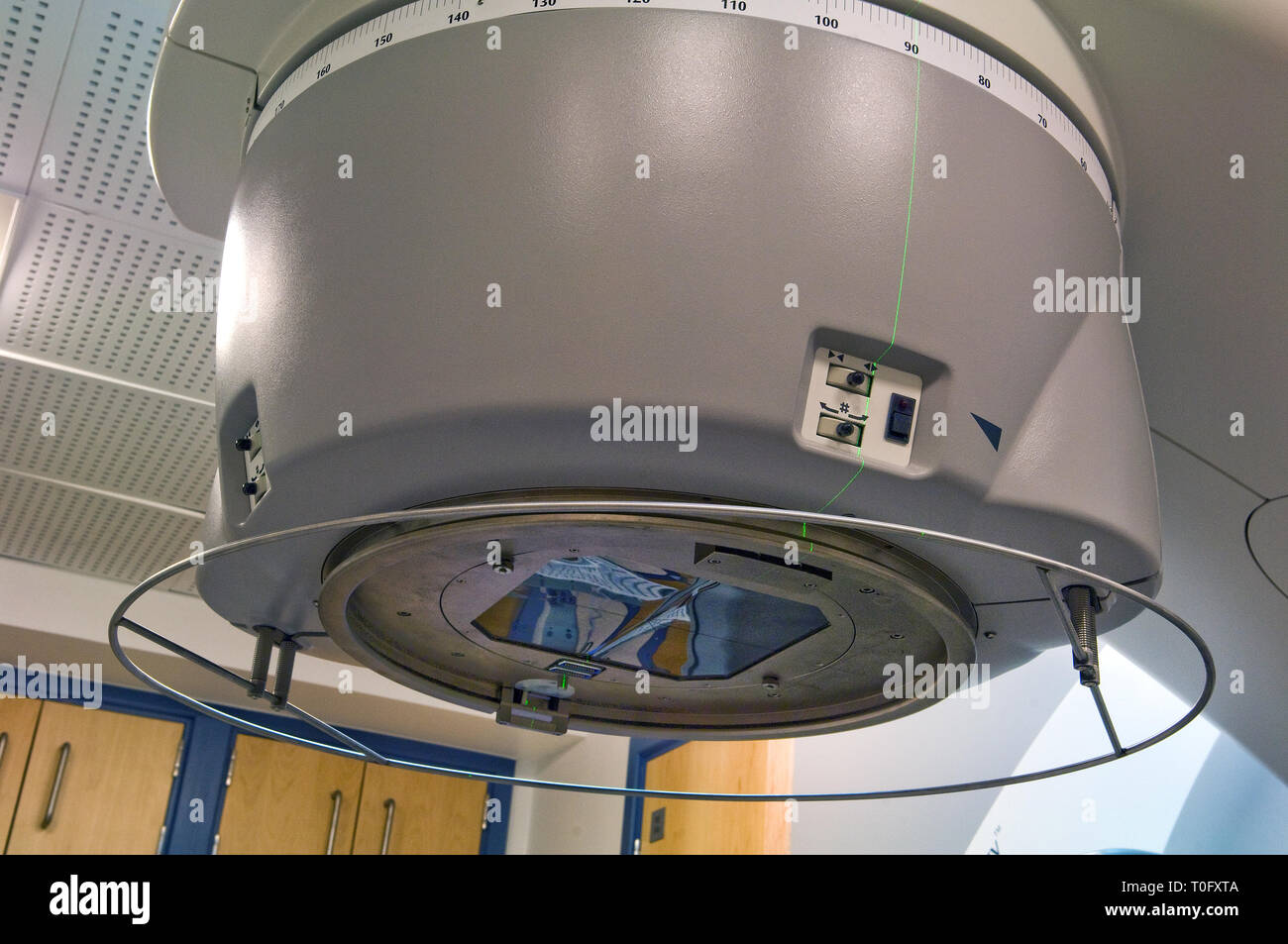Radiotherapy machine hi-res stock photography and images - Alamy
