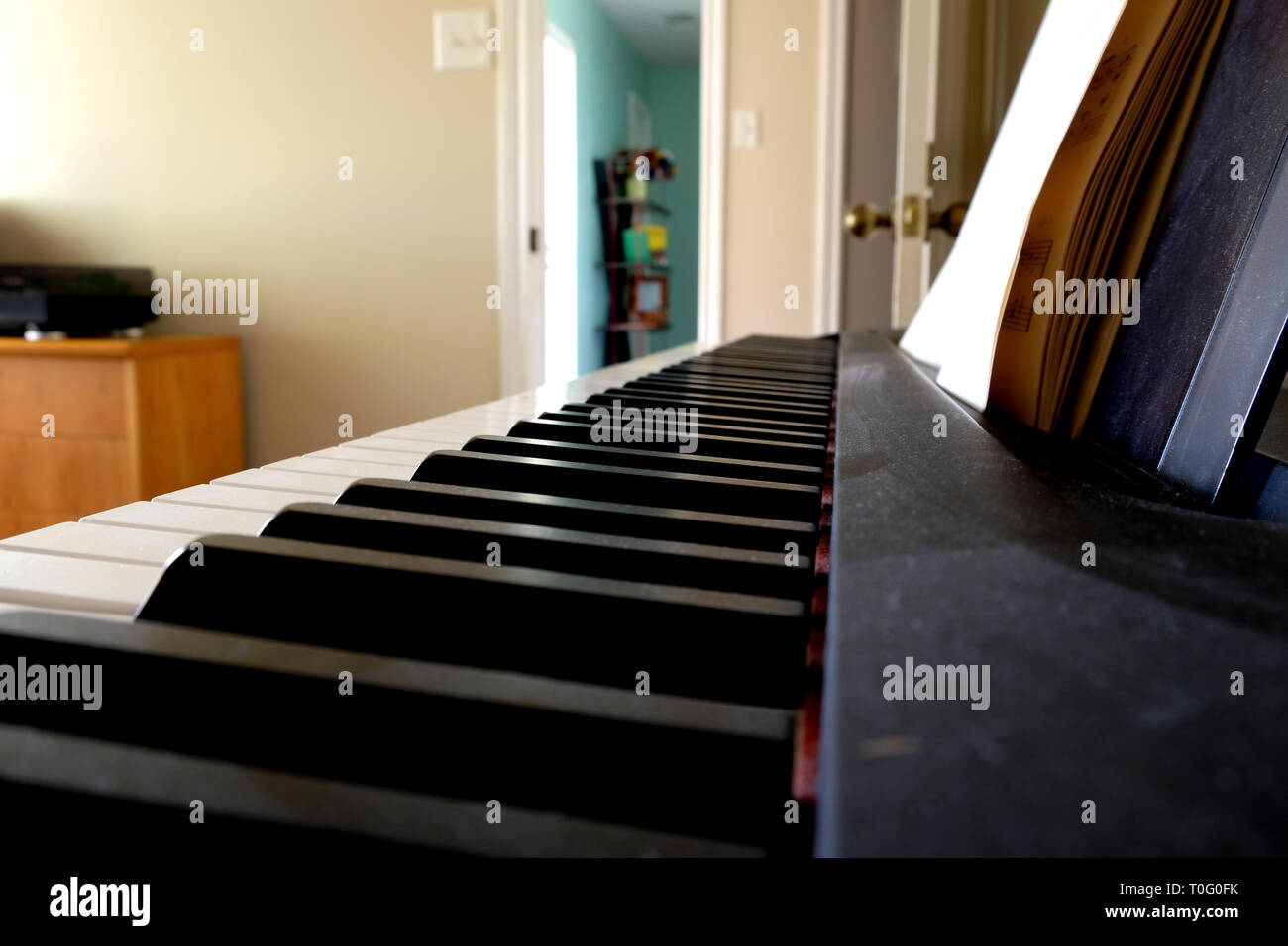 Electric piano keyboard fading into distance; piano keys up close Stock ...