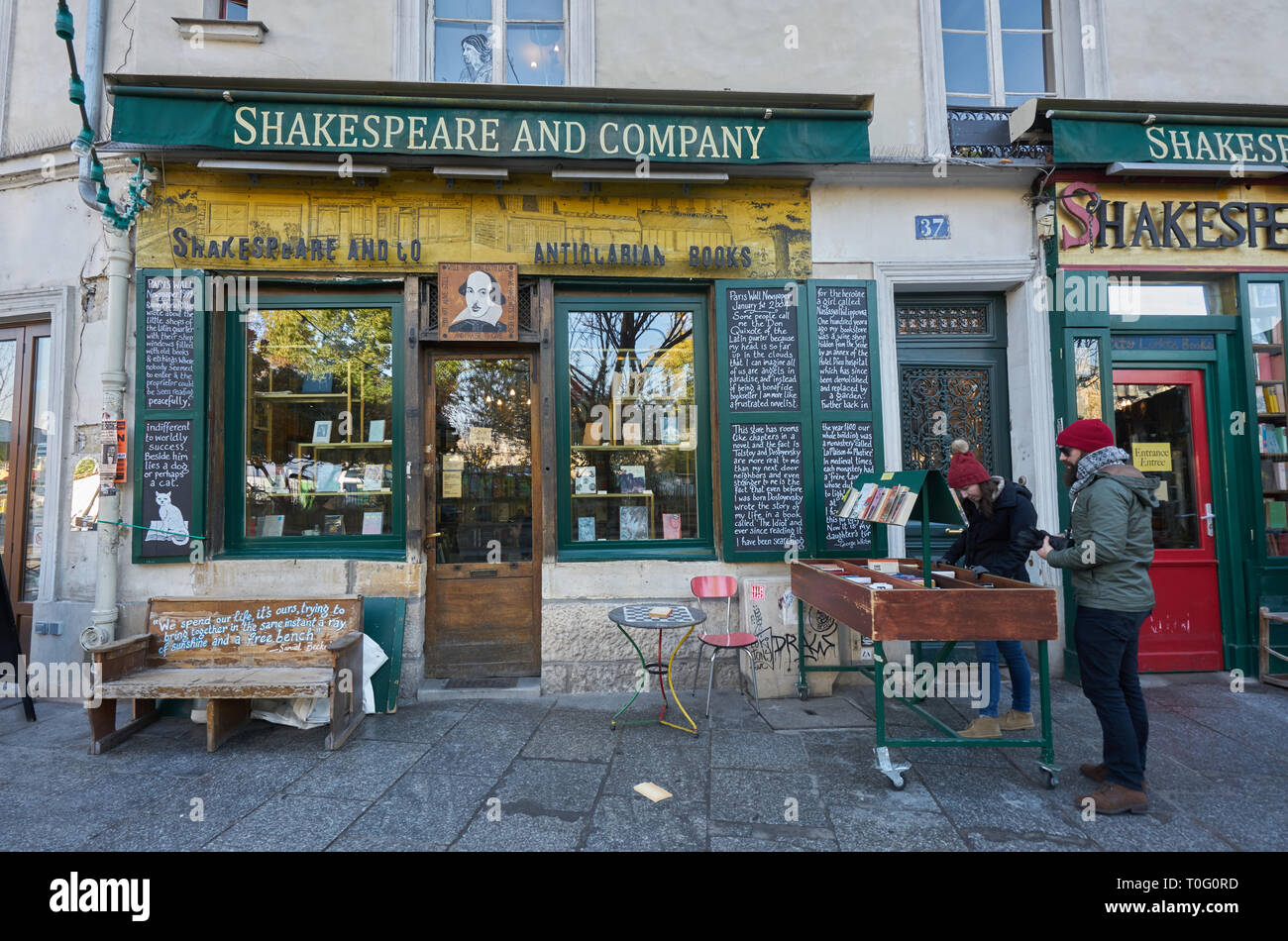 shakespeare and co paris Stock Photo - Alamy