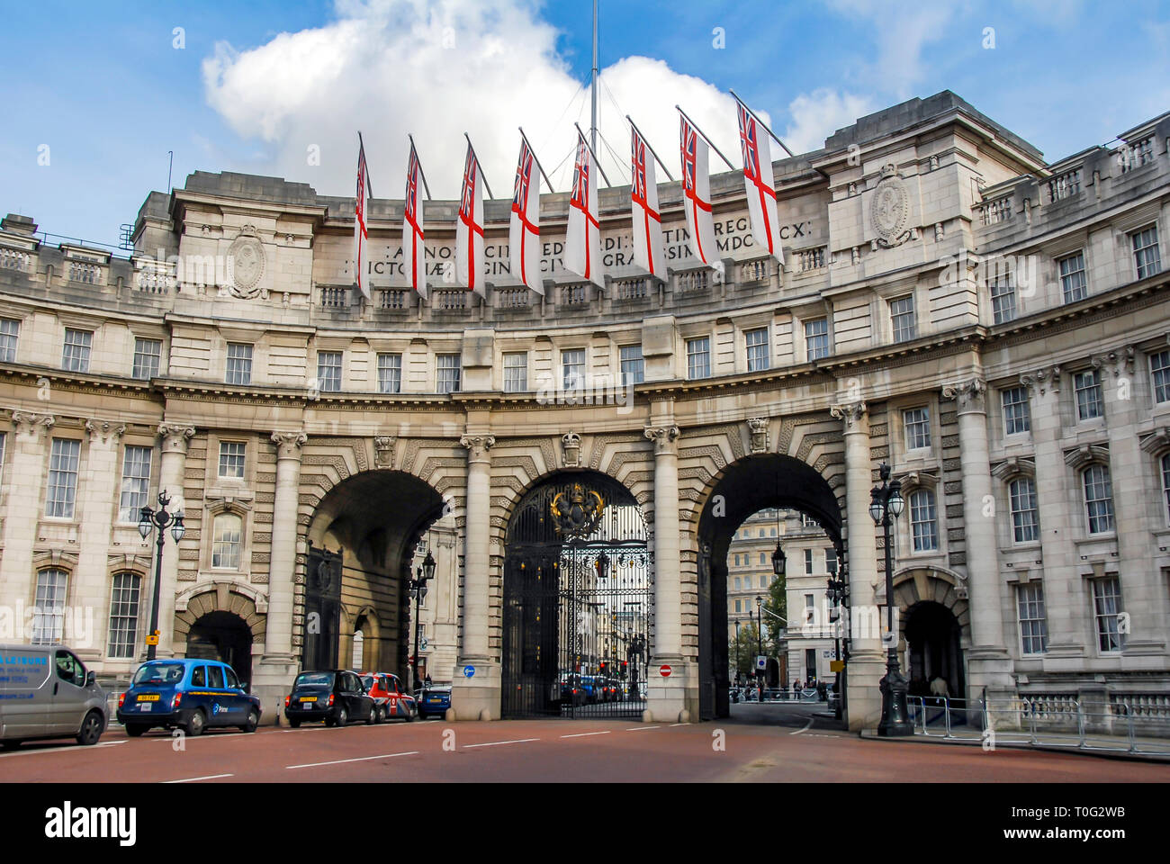 Buckingham place road hi-res stock photography and images - Alamy