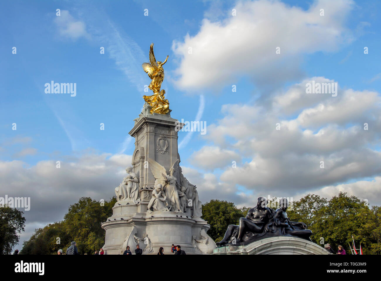 London, UK, 30 October 2012: The Queen Victoria Memorial Stock Photo - Alamy